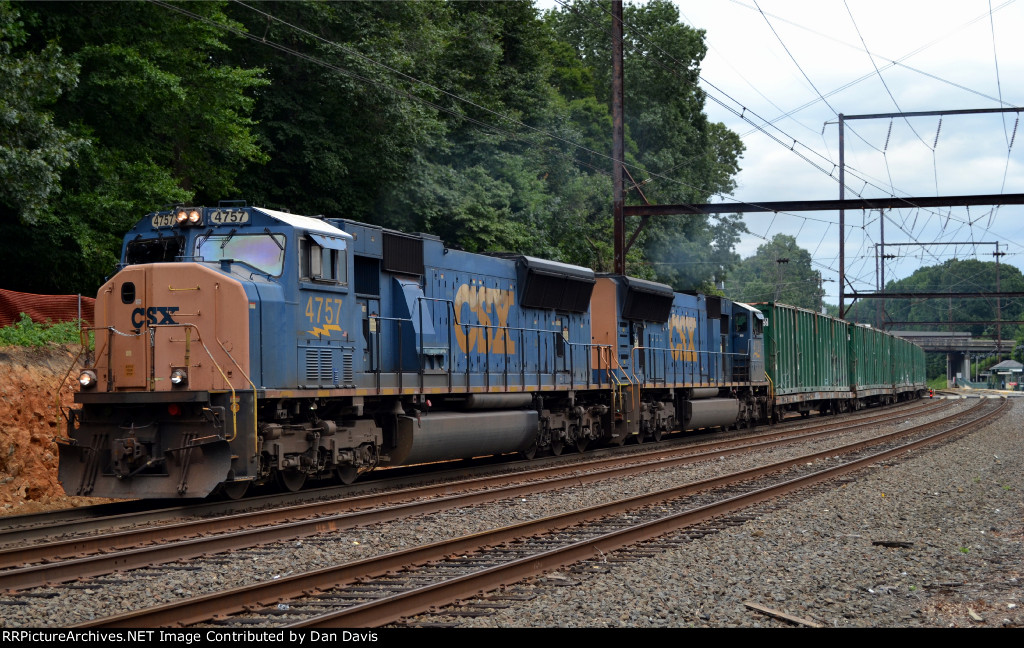 CSX SD70ACs 4757 and 4720 on Q702-14